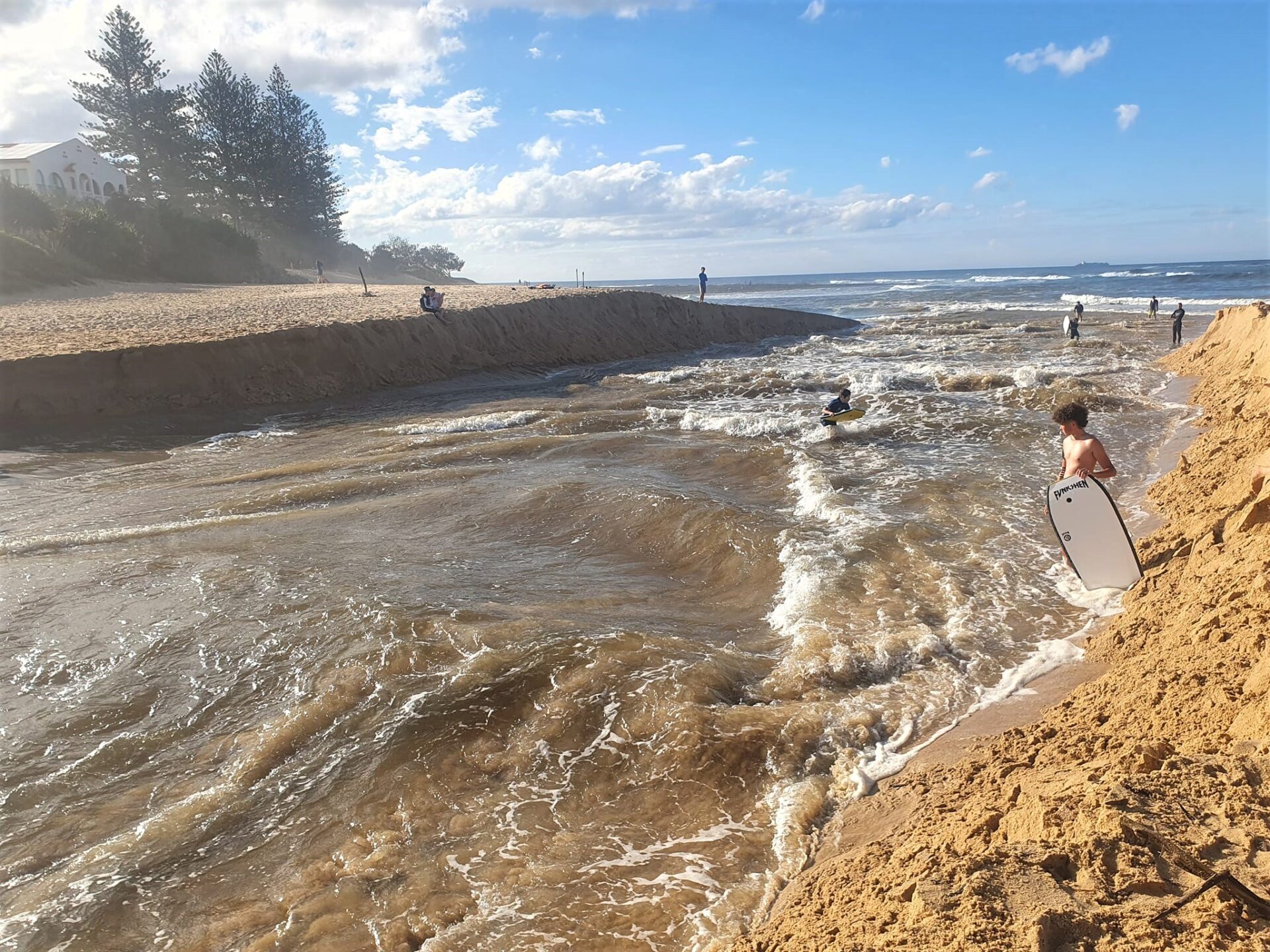 See the videos: rare 'wave' returns as surfers reminisce