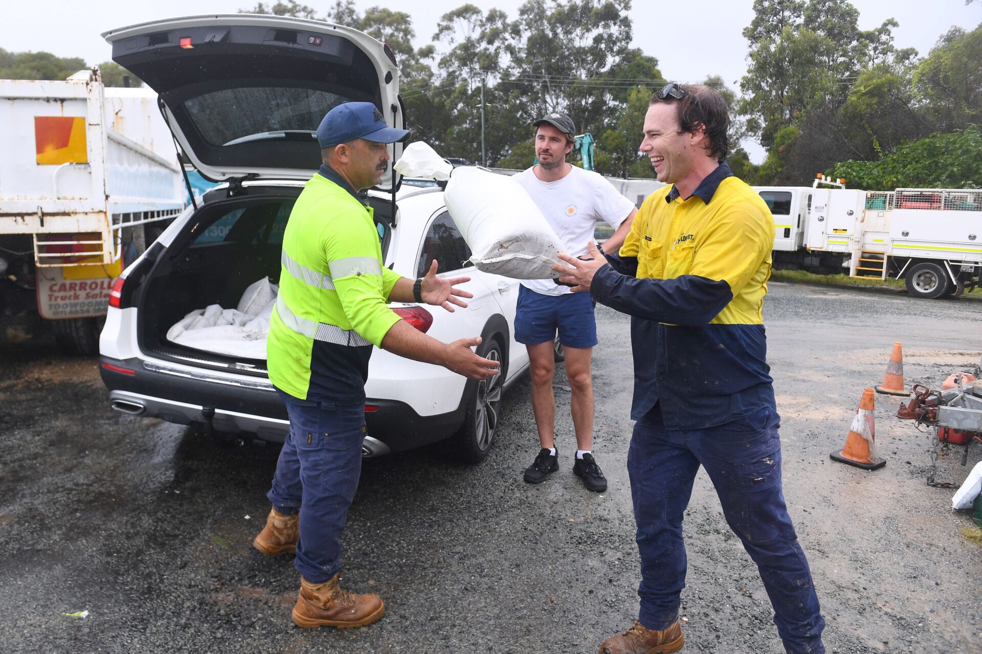 Shop shelves stripped as residents sandbag for cyclone
