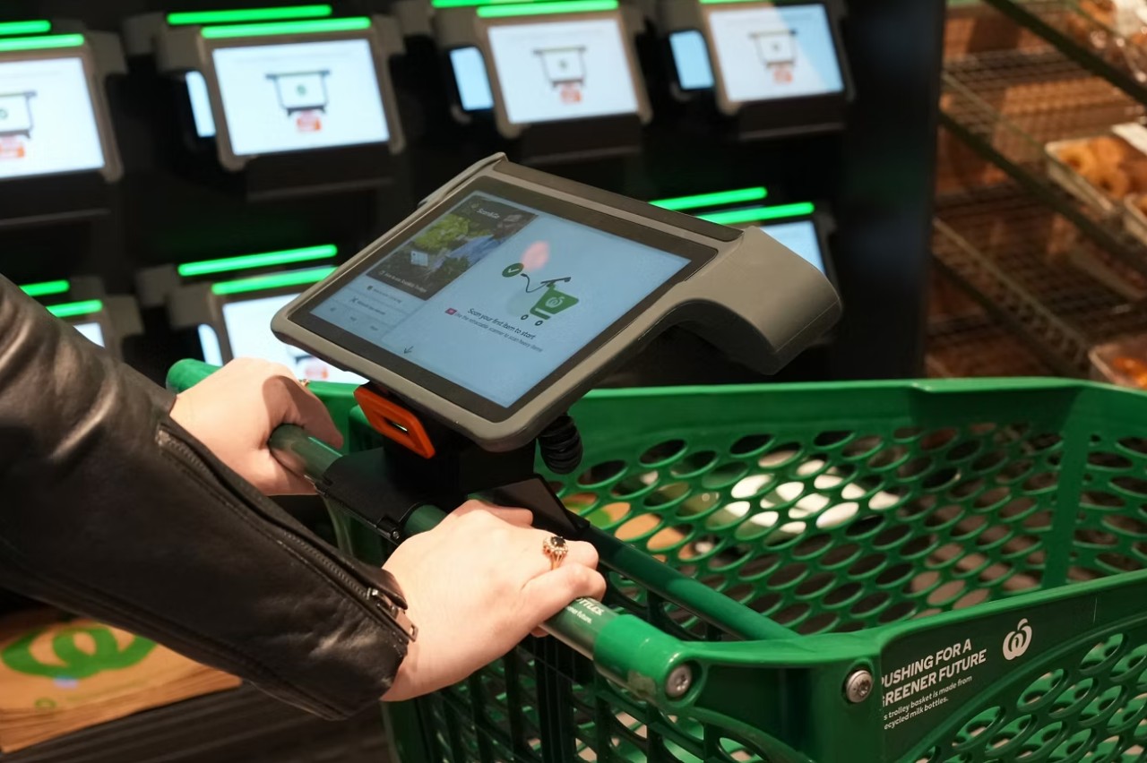 Isadora leak i proceeded to entered inside the elevator